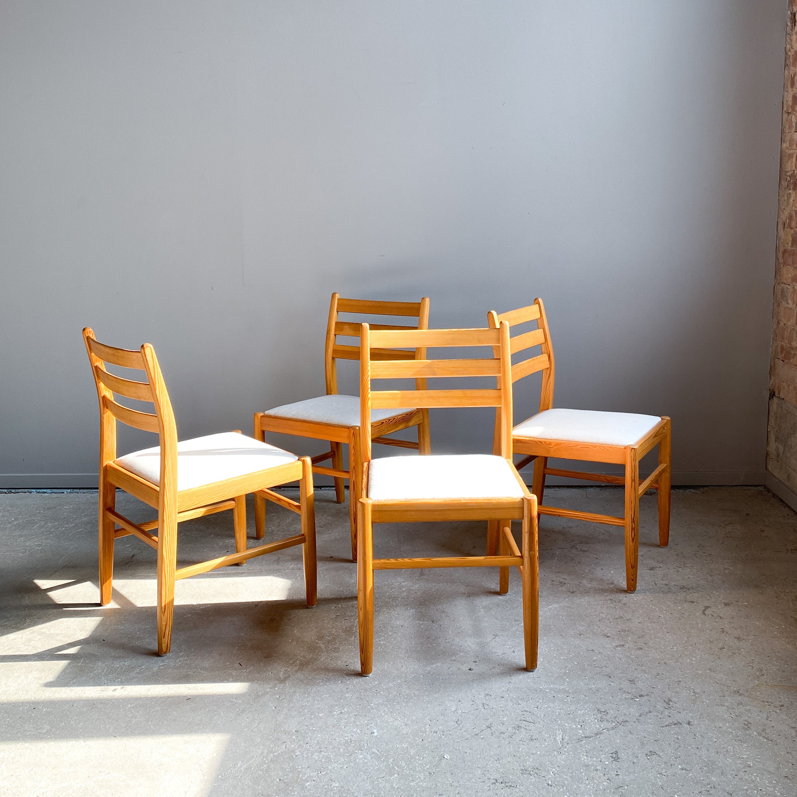 Stolar i furu och linne - Biri Möbler, Bruksbo Norge | Vintagebyrån ...