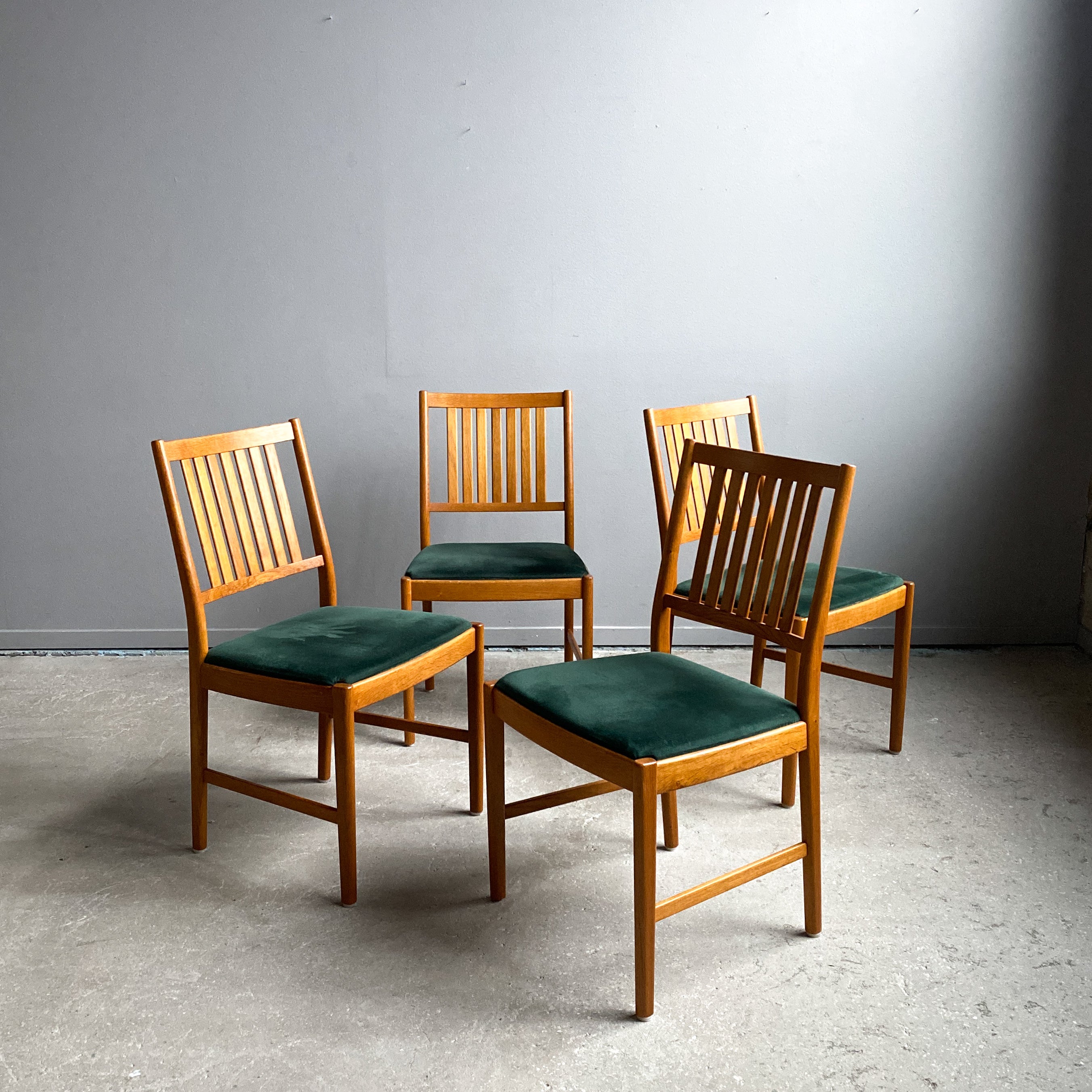 4 stolar i ek med grön sits | Vintagebyrån | Second hand Varberg