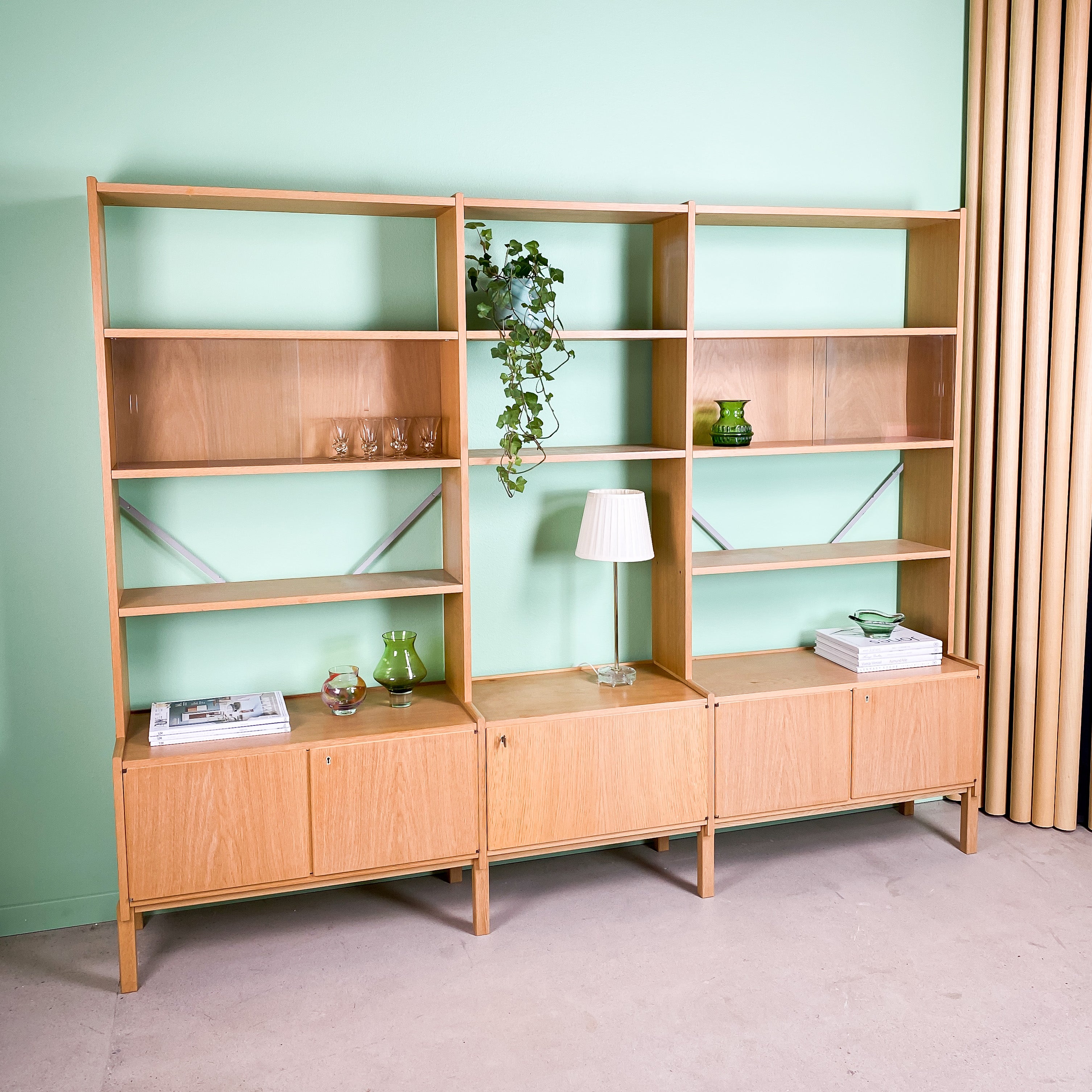 Hyllsystem eller sideboard i ek – Vintagebyrån