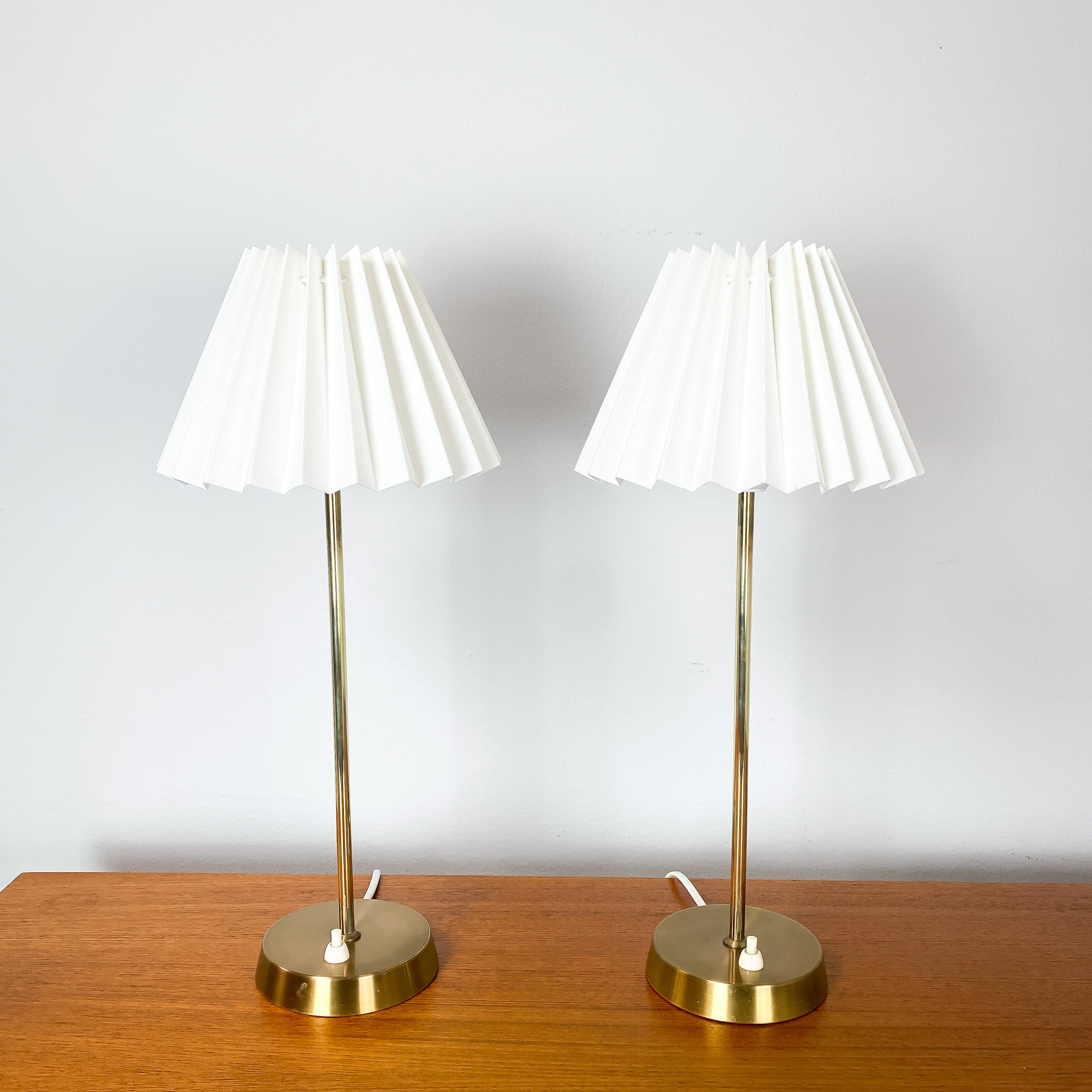Paret lampor i mässing med plisserad skärm | Vintagebyrån | Second hand ...