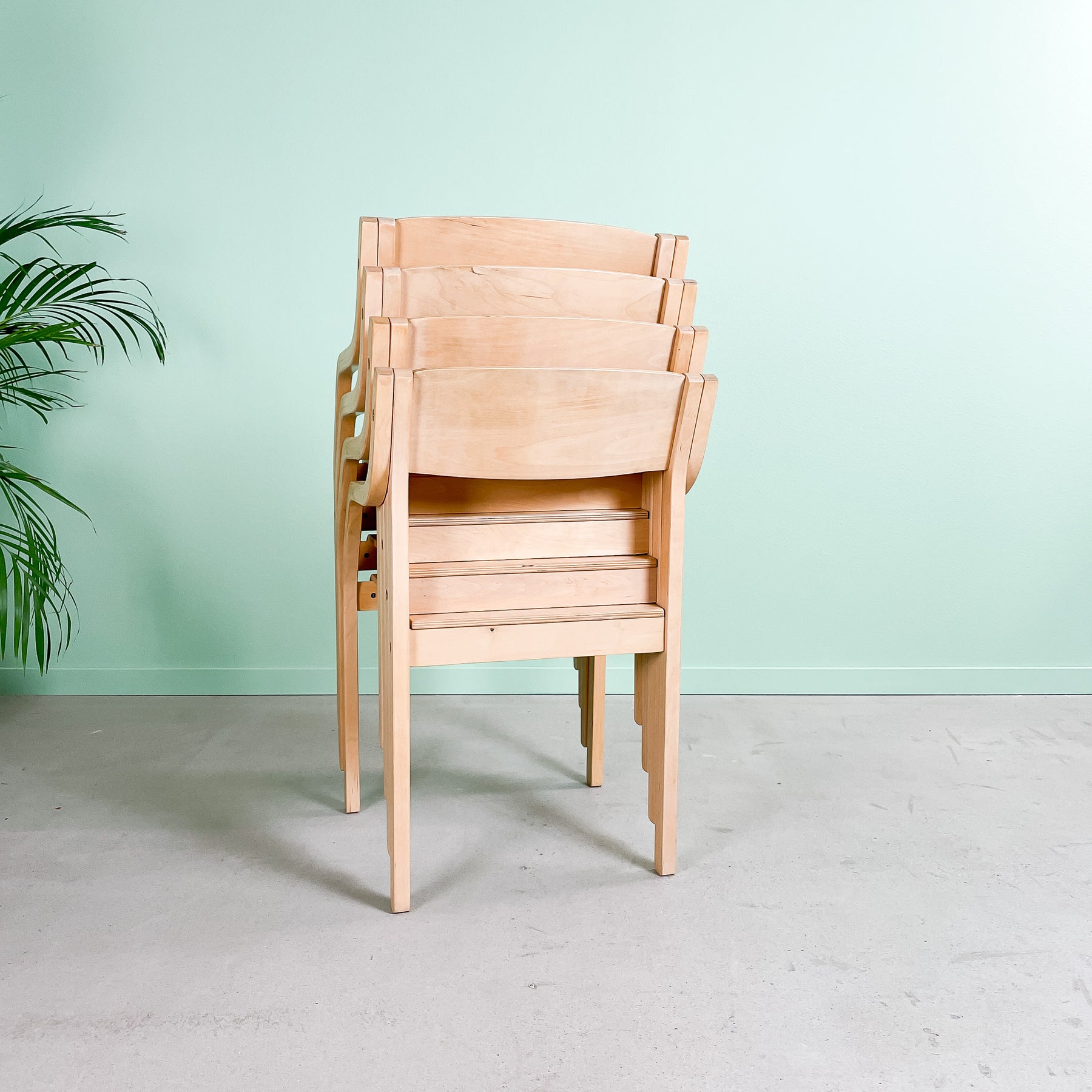 Fyra stapelbara stolar i trä | Vintagebyrån | Second hand Varberg