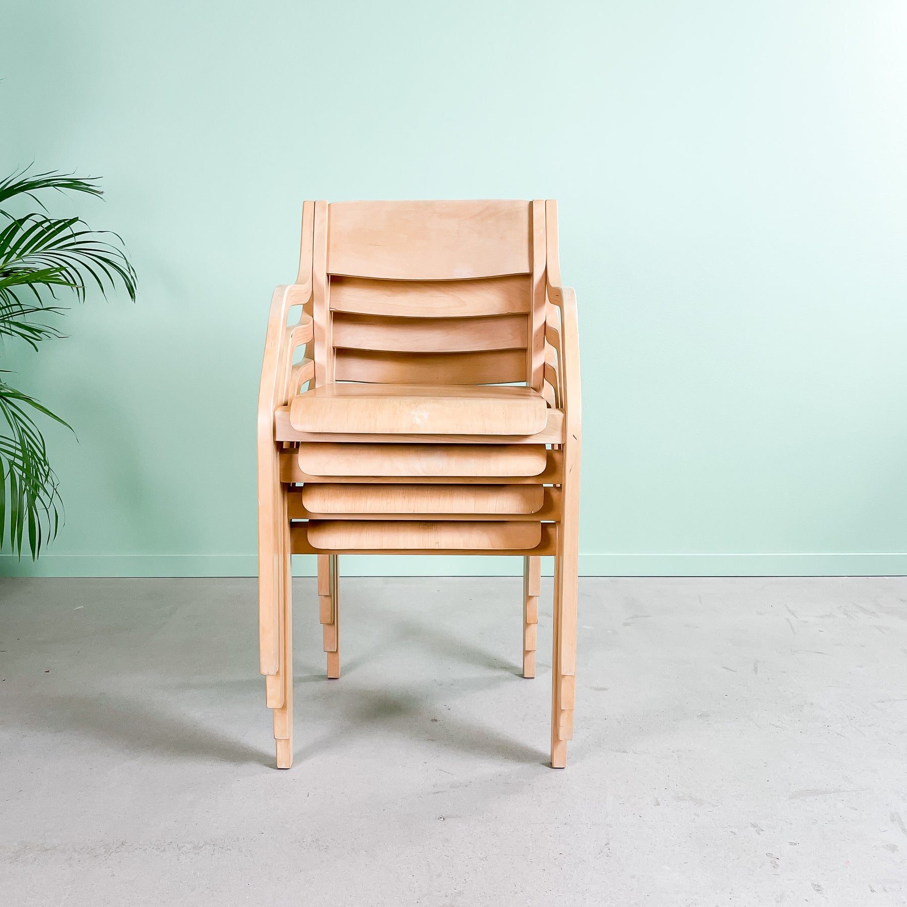 Fyra stapelbara stolar i trä | Vintagebyrån | Second hand Varberg