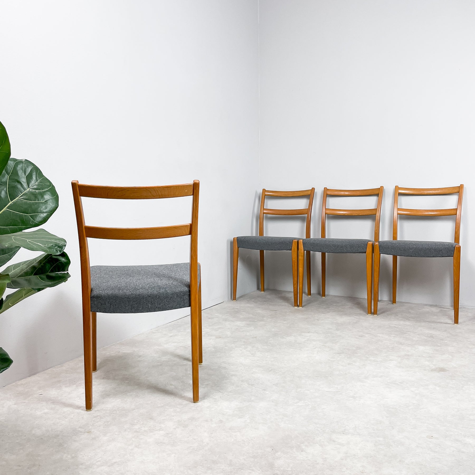 Stolar i teak - 4 st nytapetserade | Vintagebyrån | Second hand Varberg